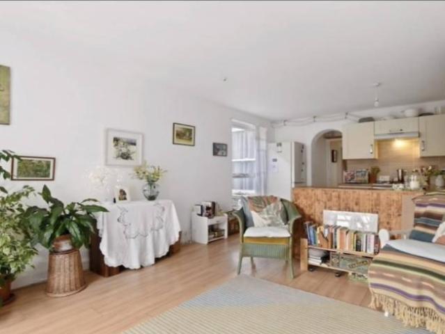 Shared Living/roommate 2 Bedroom For Rent London London 850 ES99680734