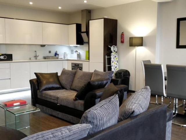 Shared Living/roommate 2 Bedroom For Rent London London 975 ES90560397