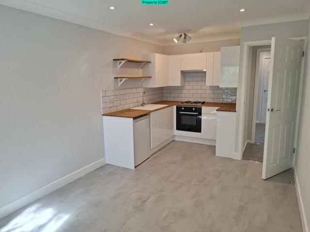 Shared Living/roommate 2 Bedroom For Sale Camberley Surrey 200000 ES98205271