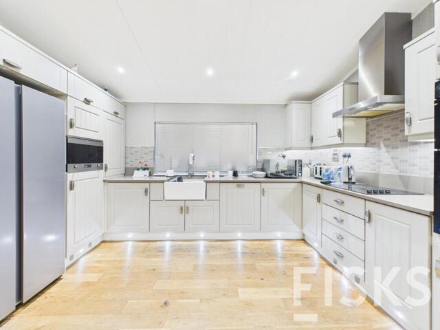 Shared Living/roommate 2 Bedroom For Sale Canvey Island Essex 270000 ES98204638