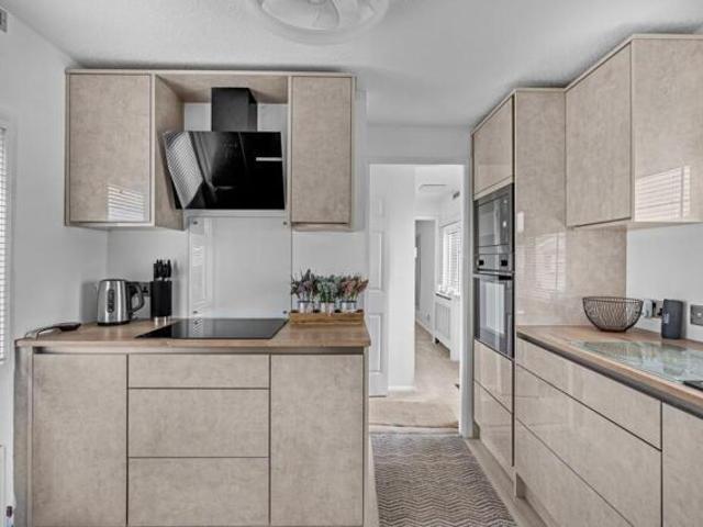 Shared Living/roommate 2 Bedroom For Sale Chertsey Surrey 175000 ES101675830