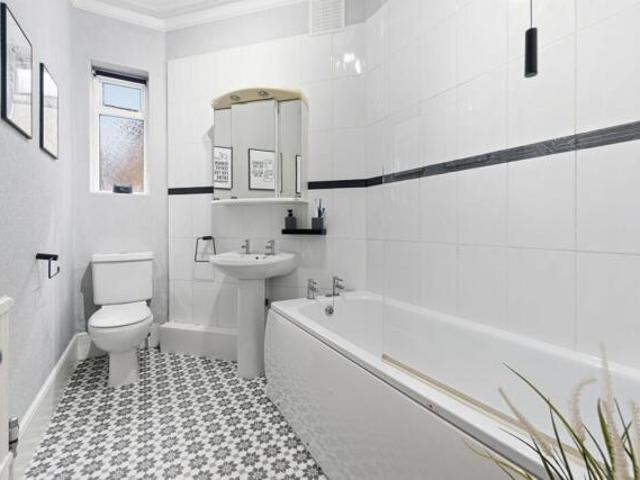 Shared Living/roommate 2 Bedroom For Sale Epsom Surrey 335000 ES100541226