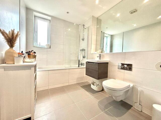 Shared Living/roommate 2 Bedroom For Sale Farnham Common Slough 375000 ES100366339