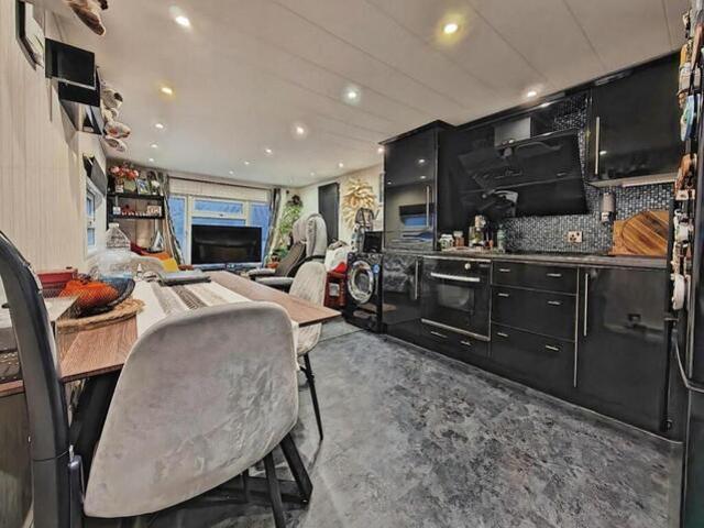 Shared Living/roommate 2 Bedroom For Sale Finchampstead Berkshire 150000 ELS100132243