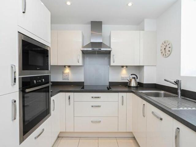 Shared Living/roommate 2 Bedroom For Sale Loughton Essex 465000 ES100988136