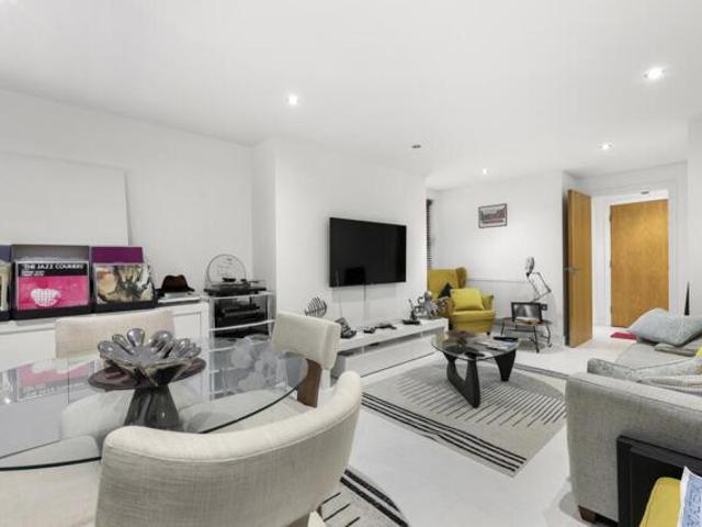 Shared Living/roommate 2 Bedroom For Sale Loughton Essex 425000 ES101025897