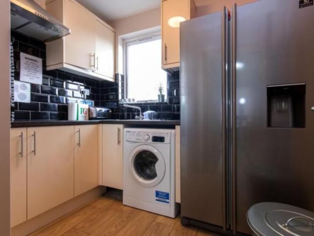 Shared Living/roommate 7 Bedroom For Rent London London 1075 ES90560056