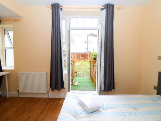 Shared Living/roommate 7 Bedroom For Rent London London 1192 ELS90563757