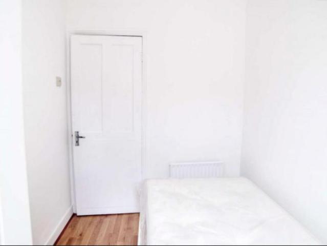 Shared Living/roommate 7 Bedroom For Rent London London 572 ES90559386