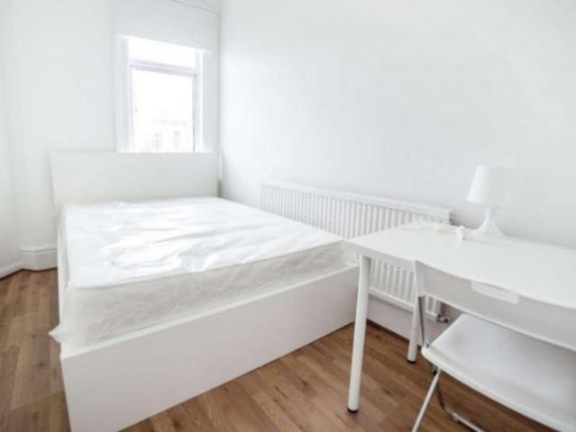 Shared Living/roommate 7 Bedroom For Rent London London 702 ES90559343