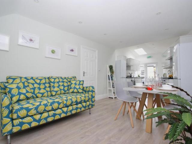 Shared Living/roommate 7 Bedroom For Rent London London 702 ES90562158