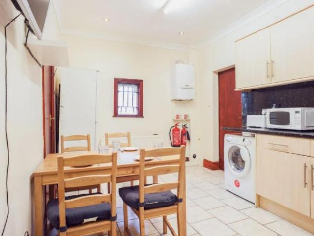 Shared Living/roommate 7 Bedroom For Rent London London 715 ES90559575
