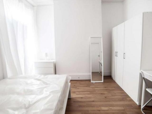 Shared Living/roommate 7 Bedroom For Rent London London 728 ES90559456