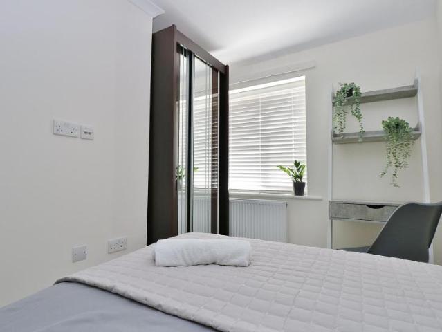Shared Living/roommate 7 Bedroom For Rent London London 730 ES90562185