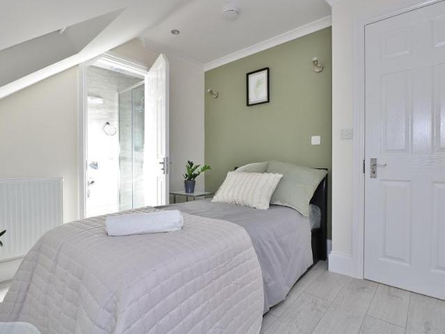 Shared Living/roommate 7 Bedroom For Rent London London 815 ES90562334