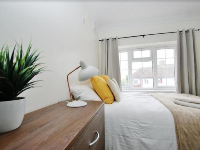 Shared Living/roommate 7 Bedroom For Rent London London 820 ES90562357