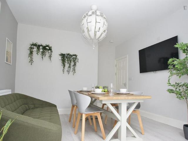 Shared Living/roommate 7 Bedroom For Rent London London 860 ES90562377