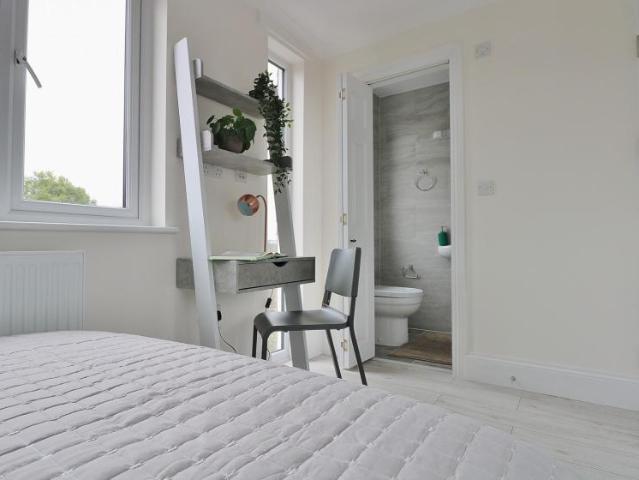 Shared Living/roommate 7 Bedroom For Rent London London 880 ES90562455