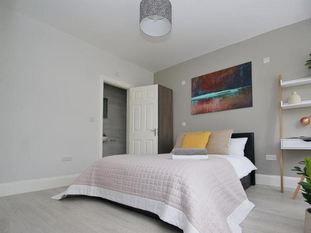 Shared Living/roommate 7 Bedroom For Rent London London 880 ES90562456
