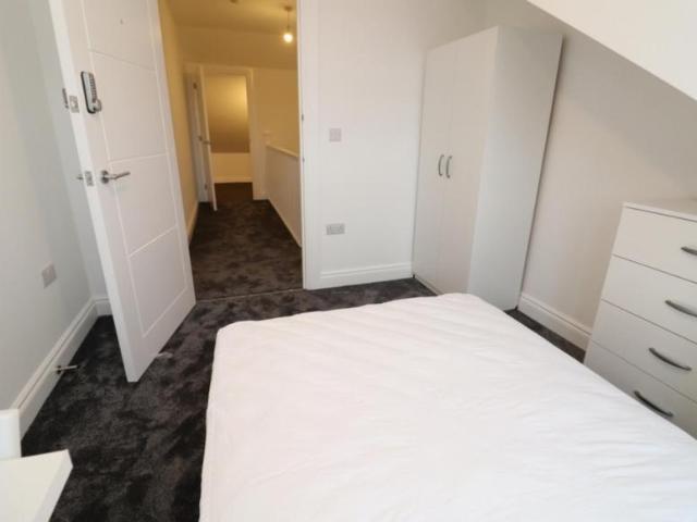 Shared Living/roommate 7 Bedroom For Rent London London 910 ES90561925