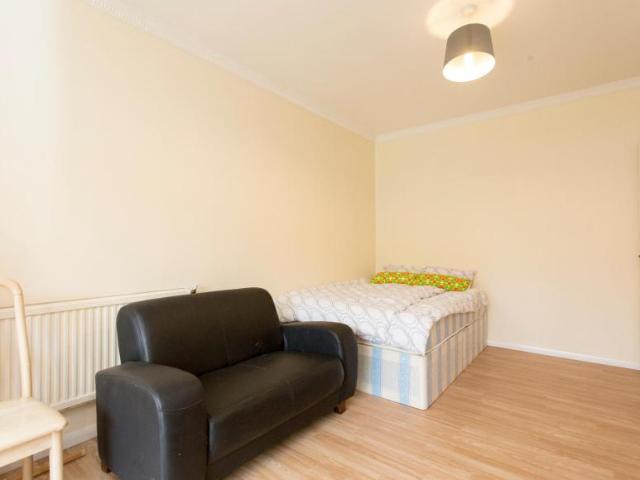 Shared Living/roommate 7 Bedroom For Rent London London 910 ES90562560