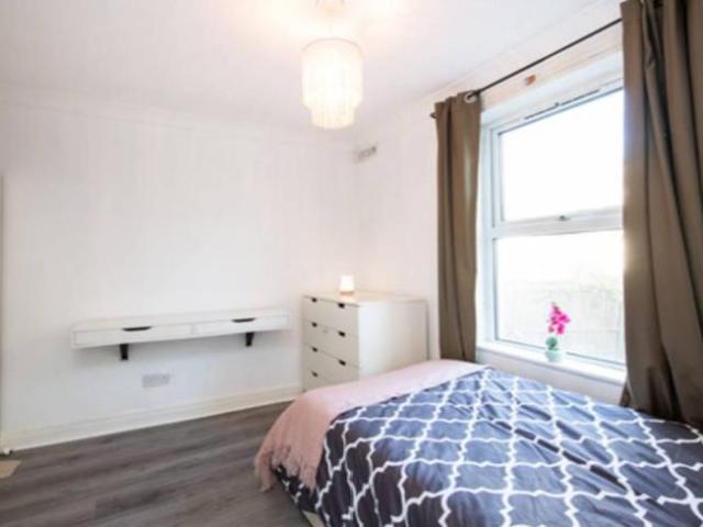 Shared Living/roommate 7 Bedroom For Rent London London 928 ELS97099921
