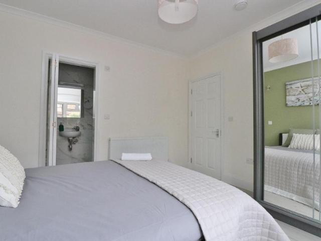 Shared Living/roommate 7 Bedroom For Rent London London 920 ES90562569