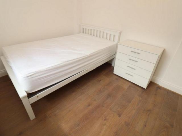Shared Living/roommate 7 Bedroom For Rent London London 975 ES90560433