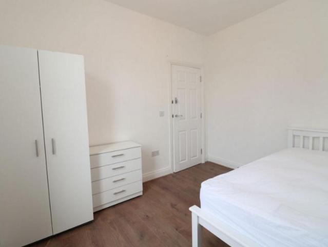 Shared Living/roommate 7 Bedroom For Rent London London 975 ES90560435