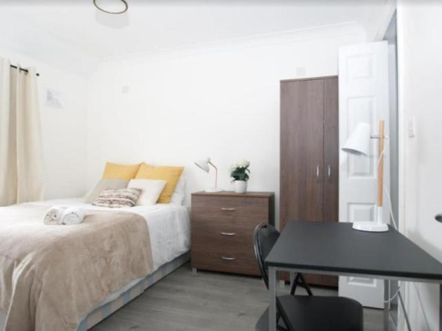 Shared Living/roommate 7 Bedroom For Rent London London 980 ES90562633