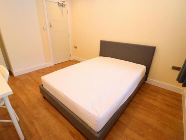Shared Living/roommate 7 Bedroom For Rent London London 997 ES90563754