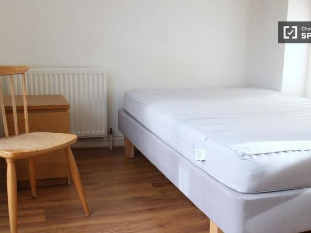 Shared Living/roommate 4 Bedroom For Rent London London 1050 ES101818698