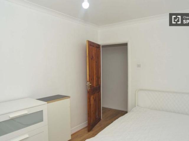 Shared Living/roommate 4 Bedroom For Rent London London 1050 ES102056215
