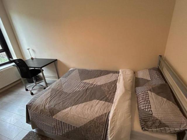 Shared Living/roommate 4 Bedroom For Rent London London 1050 ES97099993