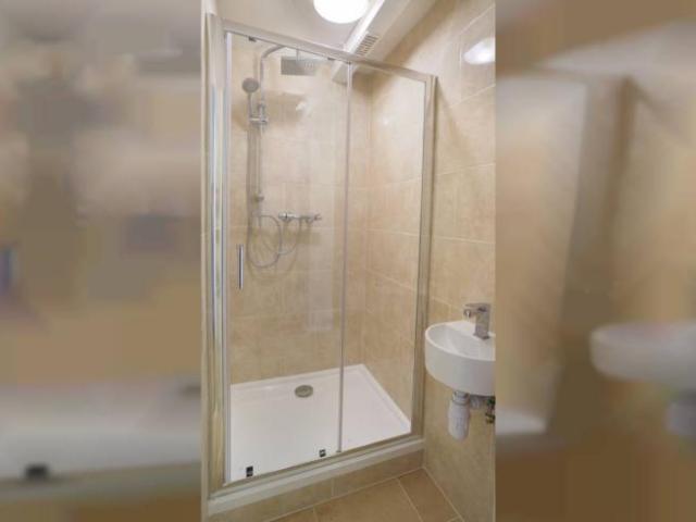 Shared Living/roommate 4 Bedroom For Rent London London 1004 ES101836736