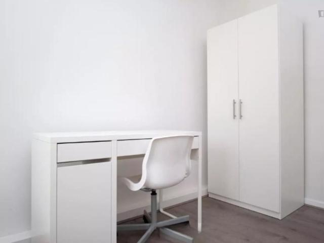 Shared Living/roommate 4 Bedroom For Rent London London 1004 ES90563194
