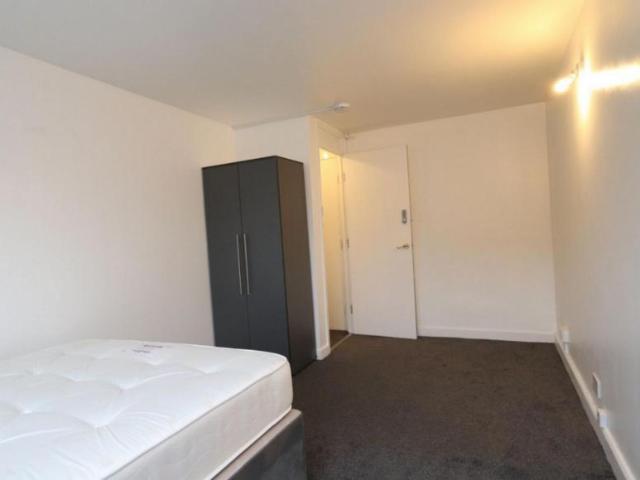 Shared Living/roommate 4 Bedroom For Rent London London 1149 ES90559815
