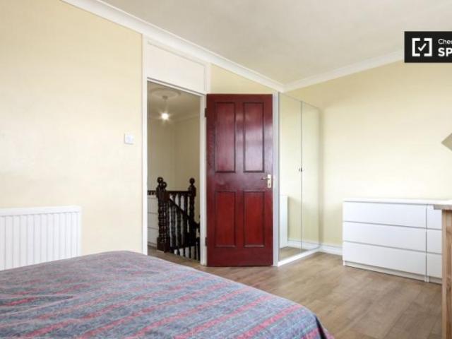 Shared Living/roommate 4 Bedroom For Rent London London 1150 ES102797061