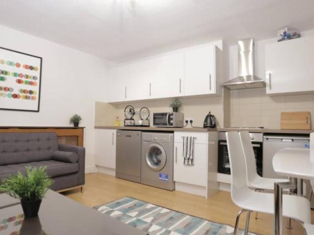 Shared Living/roommate 4 Bedroom For Rent London London 1151 ES101846080