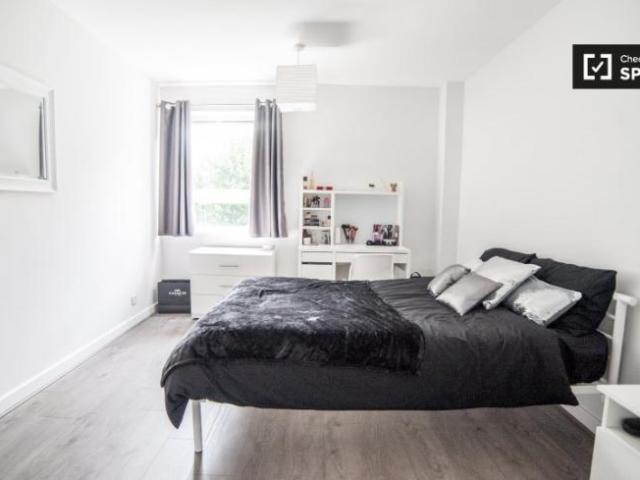 Shared Living/roommate 4 Bedroom For Rent London London 1151 ES101848777