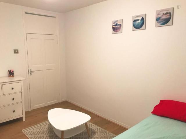 Shared Living/roommate 4 Bedroom For Rent London London 1180 ELS90563063