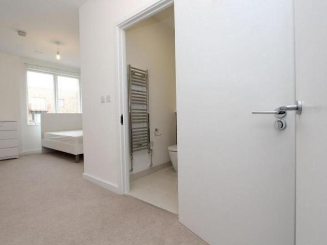 Shared Living/roommate 4 Bedroom For Rent London London 1192 ELS90560272