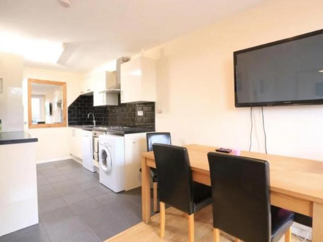 Shared Living/roommate 4 Bedroom For Rent London London 1100 ELS90563487