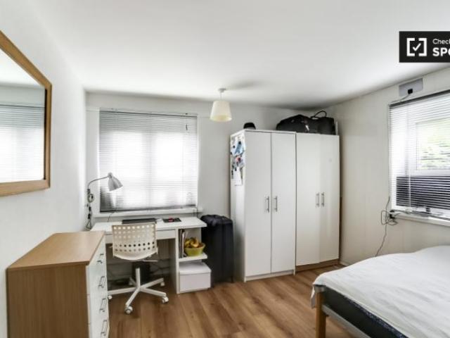 Shared Living/roommate 4 Bedroom For Rent London London 1107 ES101810300