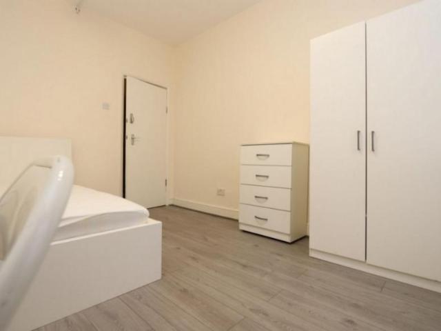 Shared Living/roommate 4 Bedroom For Rent London London 1127 ELS90559536