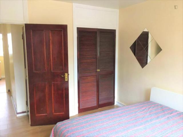 Shared Living/roommate 4 Bedroom For Rent London London 1240 ES90563051