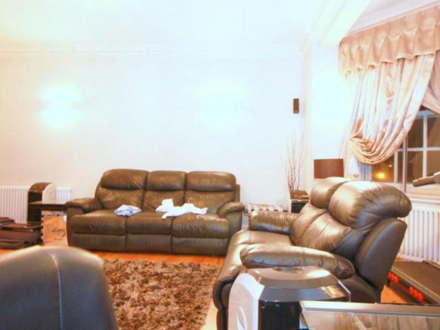 Shared Living/roommate 4 Bedroom For Rent London London 1270 ELS90563095