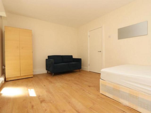 Shared Living/roommate 4 Bedroom For Rent London London 1279 ELS90559938