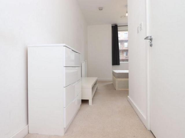Shared Living/roommate 4 Bedroom For Rent London London 1279 ELS90560346