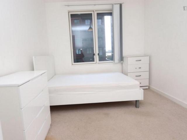 Shared Living/roommate 4 Bedroom For Rent London London 1279 ES90560239